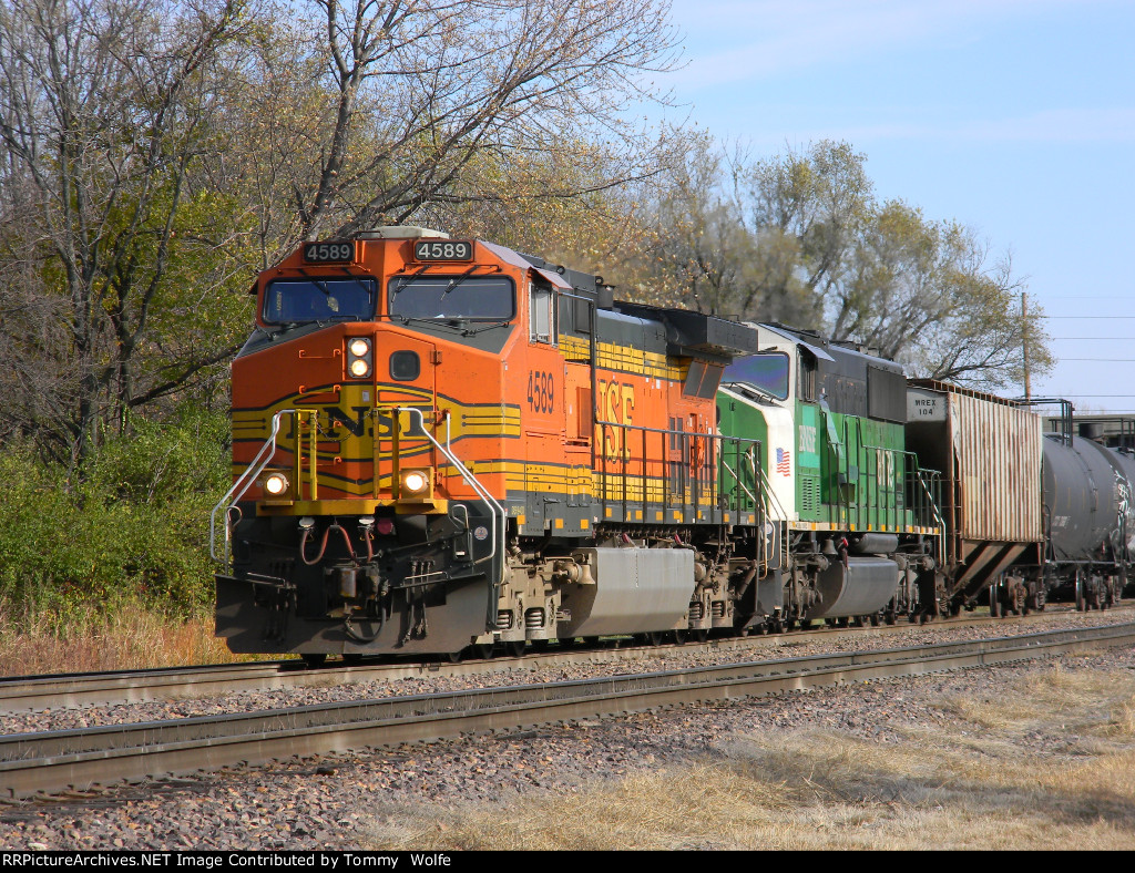 BNSF 4589 Leads a Southbound